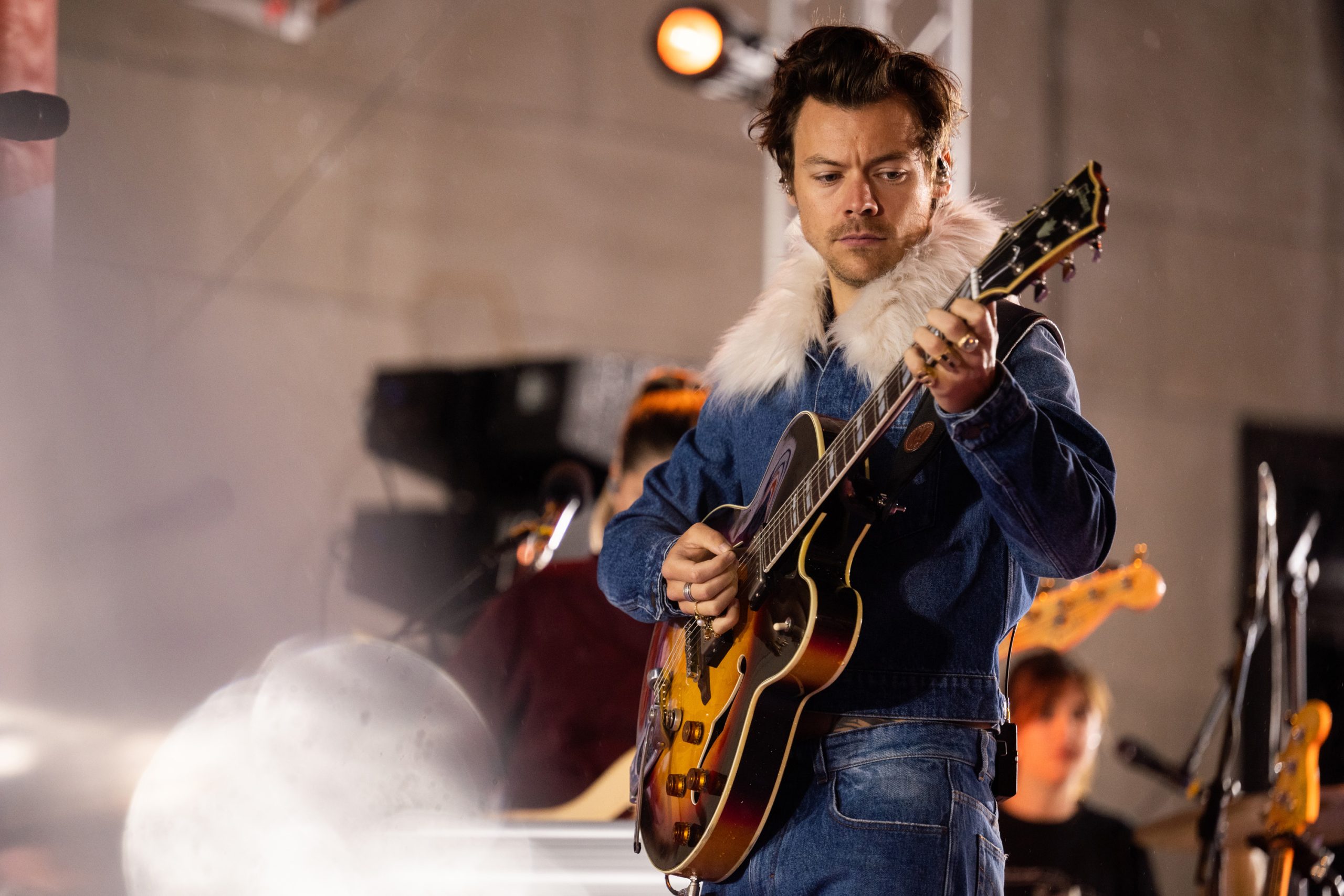 Singer Harry Styles hit in the eye with candy during LA concert ...