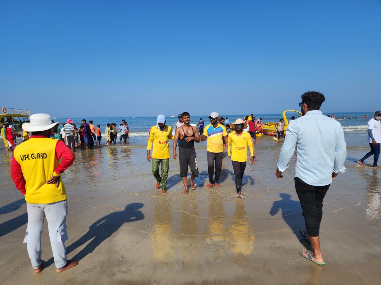 Drowning man rescued by lifeguards, pvt firm staff at Murudeshwar beach ...