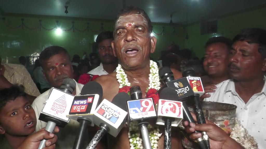 Priest offers burning coal to deity - Public TV English