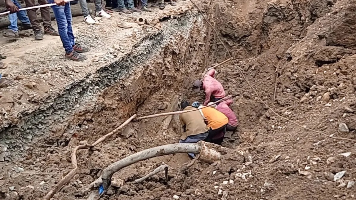 Labourer dies after he gets trapped under soil during underground pipeline work - Public TV English