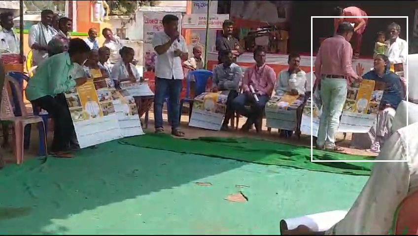 Woman gram panchayat president refuses to hold poster with PM Modi's ...