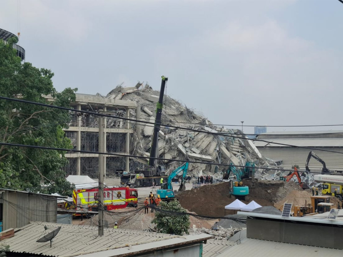 Under construction building collapses in front of JJ Mall in Bangkok ...
