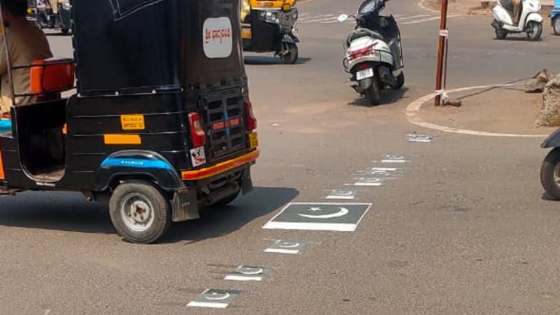 Stickers of Pakistan flag stuck on Kalaburagi roads, 6 Bajrang Dal men ...