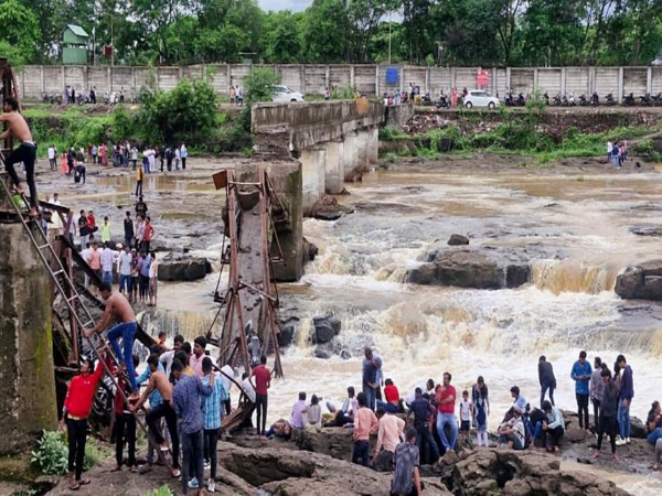 Pune bridge collapse: 4 dead, 51 injured after old structure gives way ...