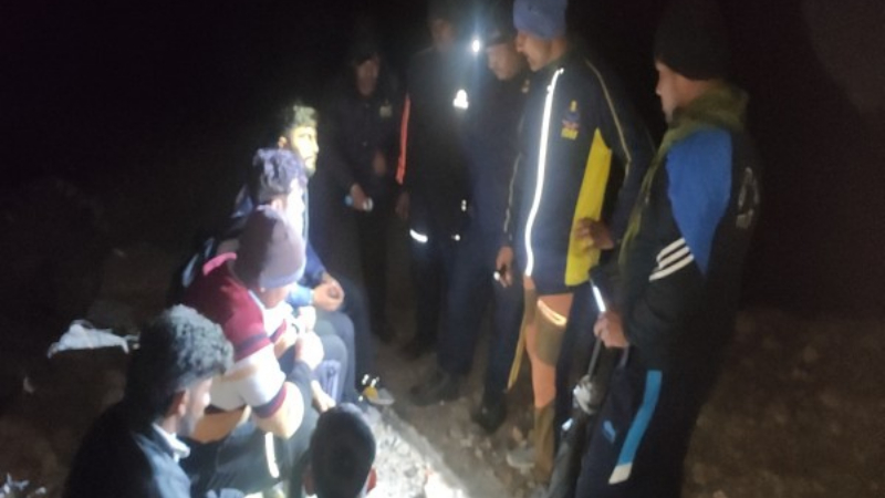 Uttarakhand: SDRF rescues five people stranded near Rambada on Shri Kedarnath Marg - Public TV ...